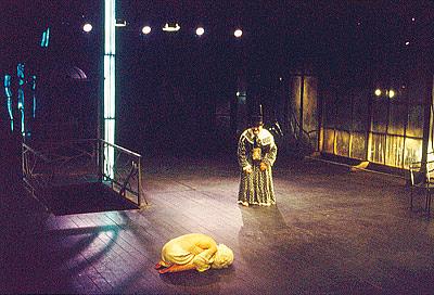 À frente, no chão, Rita Martins (Silene) e, ao fundo, Luis Melo ...